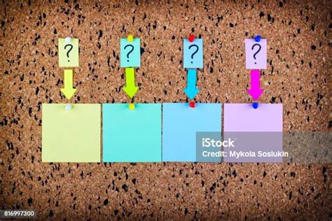 물음표와 함께 스티커 코르크 보드에 첨부 됩니다 복사 공간에 대 한 빈 스티커입니다 0명에 대한 스톡 사진 및 기타 이미지 0명 가격표 갈색 Istock