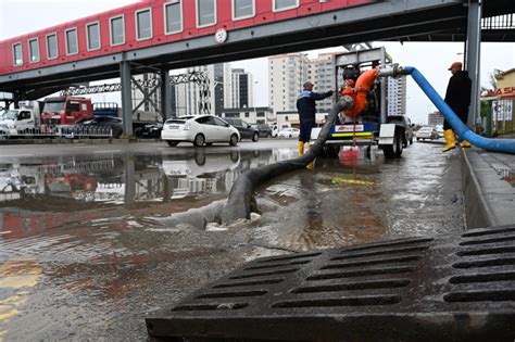 Нарны гүүрний урд хэсэгт тогтсон усыг соруулж замын зорчих хэсгийн нөхцөлийг хэвийн болголоо