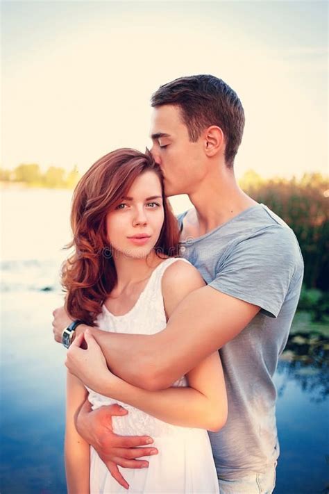 Junge Paare In Der Liebe Sinnlicher Kuss Stockbild Bild Von Paare