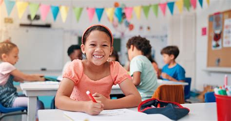 교육 미래 및 청소년을 위한 교실에서 소녀와 함께 쓰기 학생 및 초상화 장학금 아카데미 및 아동 발달 지식 및 학습을 위한 학교에서 아동 및 노트북과 함께 성장 6 7 살에