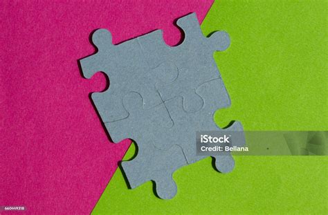핑크와 녹색 배경 복사 공간 사이 국경에 직소 퍼즐 조각 0명에 대한 스톡 사진 및 기타 이미지 0명 개념 결정 Istock