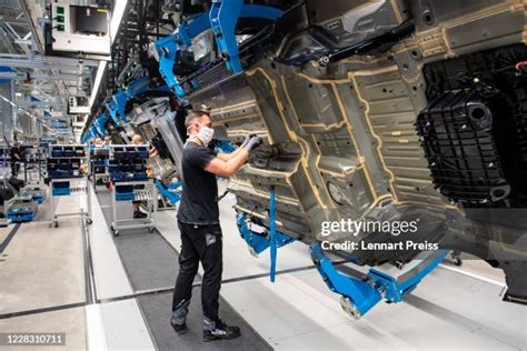 Class Assembly At Mercedes Benz Plant Photos And Premium High Res