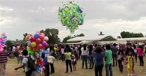 종이로 만들었어요 하늘 수놓은 색색의 풍선