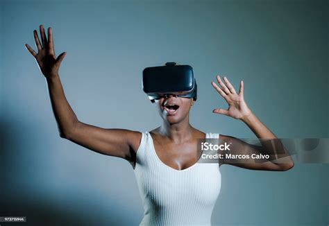 젊은 매력적인 호기심 검은 아프리카 미국 여성 Vr 3d 비전을 입고 고글 즐기는 놀라운 경험 재생 하 고 격리 된 배경에 가상 현실 비디오 게임에 있는 재미 3차원 형태에