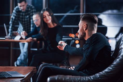 전화 좀 줘 젊은 기업 들의 팀은 사무실에서 밤 시간에 자신의 프로젝트에서 작동 개발에 대한 스톡 사진 및 기타 이미지 개발 결정 경영자 Istock