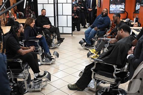 [사진] 필라델피아 이발소 찾아 주민들 만나는 해리스 뉴스1