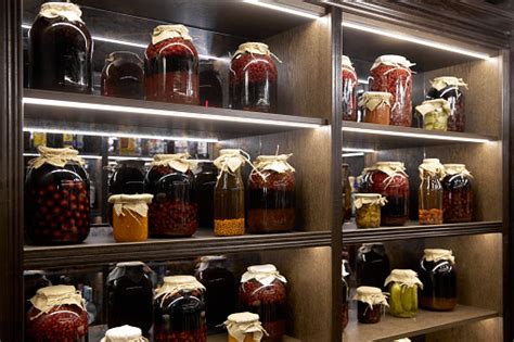 겨울을 위한 통조림 채소와 콩포트는 선반에 천으로 묶인 항아리에 통조림 오이 가을에 대한 스톡 사진 및 기타 이미지 가을 건강한 생활방식 건강한 식생활 Istock