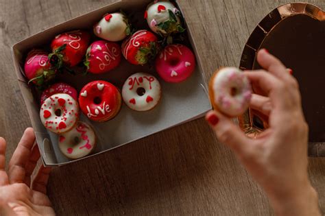 귀여운 작은 도넛과 초콜릿으로 덮인 딸기로 가득 찬 상자를 포장하는 여자 40 44세에 대한 스톡 사진 및 기타 이미지 40