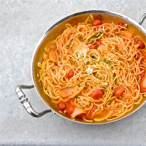 One Pan Pasta With Tomato Sauce Olive Oil And Lemons Dina Honke