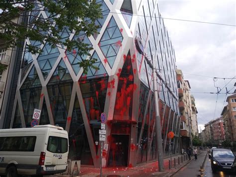 Протестиращи срещу въвеждането на еврото изляха гнева си срещу Дом на