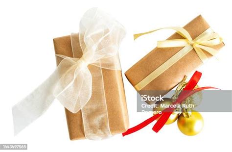 두 개는 흰색 또는 투명한 배경에 크리스마스 싸구려가 있는 소박한 종이 선물 상자에 싸여 있습니다 공란에 대한 스톡 사진 및