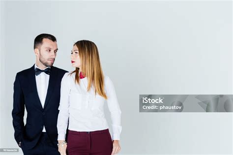 세련 된 젊은 부부 예쁜 여자와 서로 보고 잘생긴 남자의 컬러 스튜디오 초상화를 닫습니다 2명에 대한 스톡 사진 및 기타 이미지 Istock