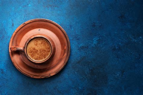 갈색 세라믹 컵에 파란 페인트 소박한 배경에 접시와 커피 음료 상단 보기 복사 공간 0명에 대한 스톡 사진 및 기타 이미지 0명 갈색 검은색 Istock