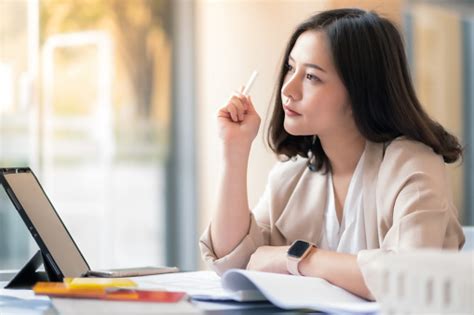 쇼룸에서 재료 샘플 보드작업하는 건축가 또는 인테리어 디자이너 부동산 가정 장식의 사업 창의적인 사람들이 일터에서 일합니다