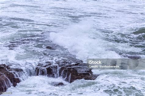 흐린 폭풍우가 몰아치는 날에 해안 절벽에 거대한 파도가 부서지고 있습니다 바다 해안선의 숨막히는 낭만적 인 바다 경관 0명에 대한 스톡 사진 및 기타 이미지 Istock