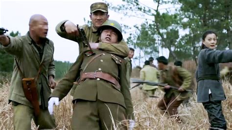 擒賊先擒王，小伙背後偷襲敵軍長官，成功營救戰友 Youtube