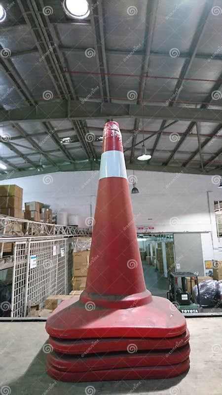 Los Foto De Archivo Imagen De Camino Cono Manchado 251993434