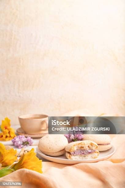 머랭은 흰색 배경과 오렌지 린넨 직물에 커피 한 잔을 곁들인 케이크를 만듭니다 측면 보기 복사 공간 선택적 초점 0명에 대한 스톡 사진 및 기타 이미지 Istock