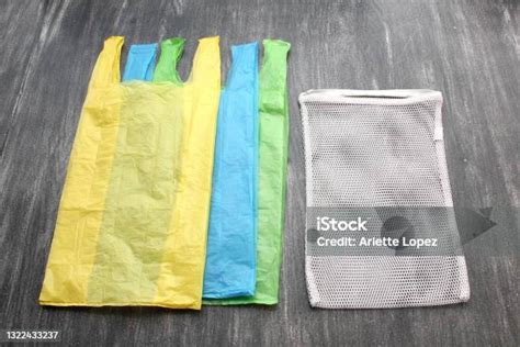 7월 3일 일회용 비닐 봉지를 줄이고 책임있는 소비를 촉진하기 위해 국제 비닐 봉지 무료 의 날을 기념합니다 가방에 대한 스톡 사진 및 기타 이미지 Istock