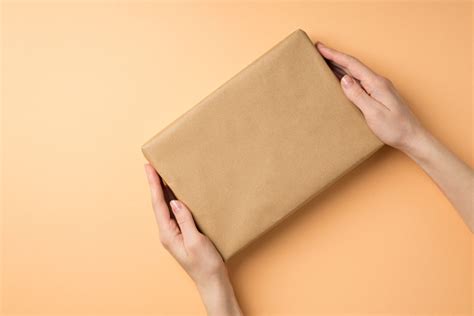 카피 스페이스와 고립 된 베이지 색 배경에 크래프트 종이 선물 상자를주는 소녀의 손의 1 인칭 최고 보기 사진 갈색에 대한 스톡 사진 및 기타 이미지 Istock