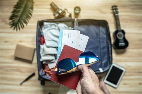 여름 방학을위한 여행 가방 포장 비행기로 바다로 여행하기위한 물건과 서류의 준비 가득 찬에 대한 스톡 사진 및 기타 이미지 가득 찬 가방 개념 Istock