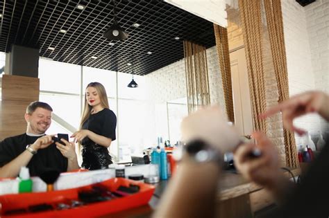 Retrato De Um Cliente Do Sexo Masculino Mostrando A Imagem Master Do Cabelo Do Corte De Cabelo