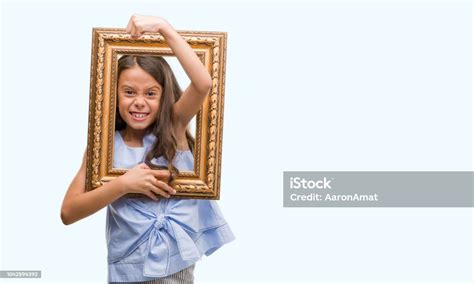 빈티지 아트 프레임을 들고 스페인 여 자가 화가 좌절된 소리와 분노 미친 개념 분노 제기 손으로 함 갈색 머리에 대한 스톡 사진 및 기타 이미지 Istock