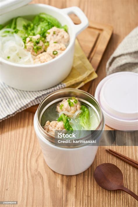 白菜と春雨のヘルシーチキンミートボールスープ 完璧な冬のコンフォートフード Comfort Foodのストックフォトや画像を多数ご用意 Comfort Food カラー画像