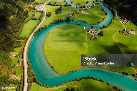 노르웨이 스트린의 굽이치는 강이 있는 아름다운 여름 산 계곡의 공중 전망 0명에 대한 스톡 사진 및 기타 이미지 0명 S 모양 강 Istock
