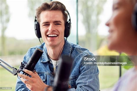 커플 녹음 팟캐스트 또는 방송 인터뷰 라디오 스튜디오 앳 홈 20 24세에 대한 스톡 사진 및 기타 이미지 20 24세 20 29세 2명 Istock