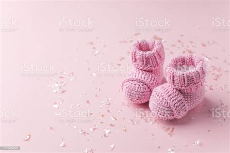 따뜻한 메시지 베이비 샤워 첫 번째 신생아 파티 배경 복사 공간 귀여운 최소한의 엽서를위한 복사 공간과 분홍색 배경에 작은 아기 양말 한 쌍 0명에 대한 스톡 사진 및 기타