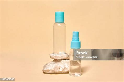 파스텔 배경에 화장품 용기 천연 석 지구 색상 제로 폐기물 용기 모형 개념 텍스트 또는 디자인공간을 복사합니다 광고 배너로 사용할 수 있습니다 0명에 대한 스톡 사진 및