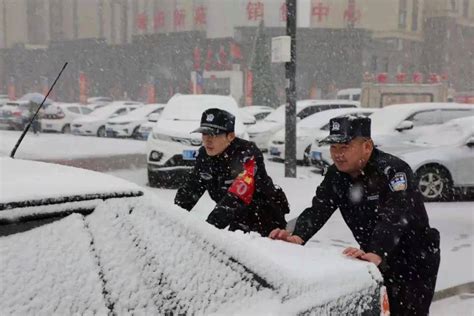 雪天轿车抛锚 民警暖心相助 车辆 群众 发生故障