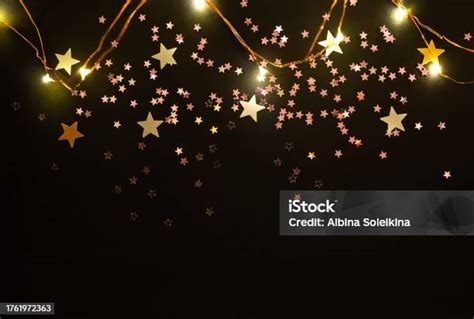 크리스마스 로맨틱한 조명 프레임 검은 배경 와 사본 공간 밤 공간에 장식 화환 아름다운 장식 평면도 0명에 대한 스톡 사진 및 기타 이미지 Istock