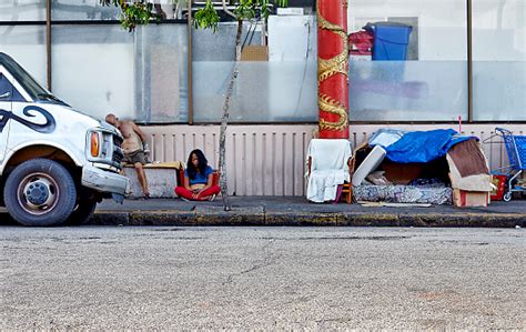 노숙자 남자와 여자 도시 보도에서 자 고 호놀룰루에 대한 스톡 사진 및 기타 이미지 호놀룰루 홈리스 거리 Istock