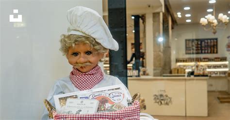 요리사 복장을 한 여자가 음식 바구니를 들고 있다 사진 Unsplash의 무료 사람의 이미지