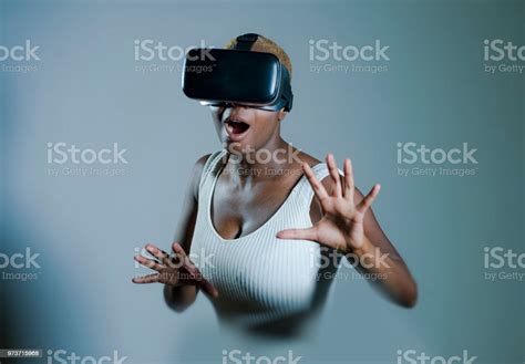 젊은 매력적인 호기심 검은 아프리카 미국 여성 Vr 3d 비전을 입고 고글 즐기는 놀라운 경험 재생 하 고 격리 된 배경에 가상 현실 비디오 게임에 있는 재미 3차원 형태에