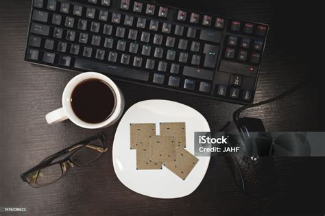 업무용 책상 커피 컵 접시에 마이크로프로세서가 있습니다 프로그래밍 텍스트 Cmd 키보드 및 수면 안경 프로그래밍 개념 및 컴퓨터