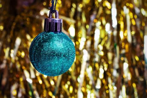 Голубой шарик рождества на ветви спруса со снегом Стоковое Изображение