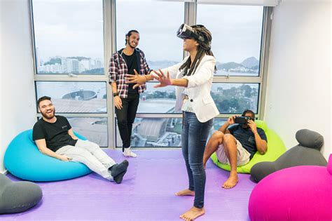 창의적인 사무실에서 가상 현실 시뮬레이터를 사용 하 여 실업 20 29세에 대한 스톡 사진 및 기타 이미지 20 29세 2명 3차원 형태 Istock