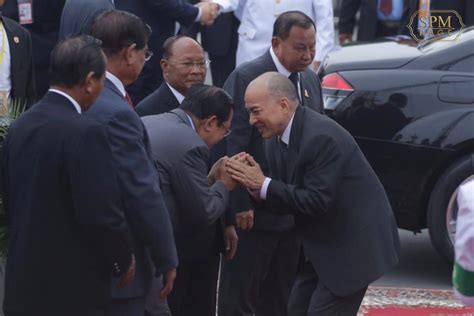 ព្រះមហាក្សត្រ នៃព្រះរាជាណាចក្រកម្ពុជា យាងដល់វេទិកាកិត្តិយសនៃព្រះរាជពិធីបុណ្យអុំទូក សារព័ត៌មាន