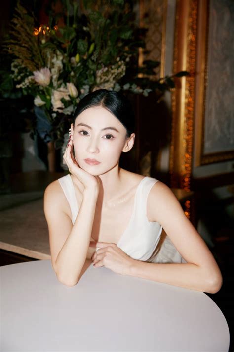 张柏芝晒照祝大家中秋快乐 穿白色V领长裙清纯动人 搜狐大视野 搜狐新闻