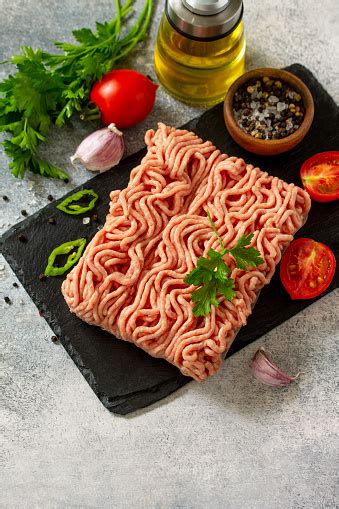 말하다 도마에 신선한 생 다진 쇠고기와 돌 이나 슬레이트 테이블에 요리에 대 한 재료 공간을 복사합니다 0명에 대한 스톡 사진 및 기타 이미지 Istock