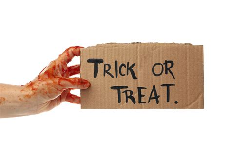 좀비 손 은 흰색 배경에 고립 된 텍스트 트릭 또는 치료와 상자를 보유 가을에 대한 스톡 사진 및 기타 이미지 가을 공포 무서움 귀신 Istock