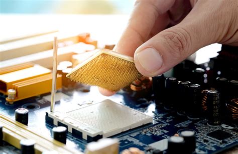 컴퓨터 공학의 유지 보수에 대 한 소켓 프로세서로 컴퓨터 Cpu 프로세서 메모리 구성 요소 변경 제공합니다 기술 및 개발 개념 Cpu에 대한 스톡 사진 및 기타 이미지