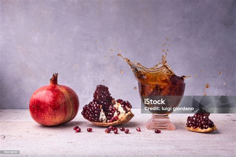 전체 석류와 수평 구성과 신선한 석류 주스와 곡물의 부분적으로 0명에 대한 스톡 사진 및 기타 이미지 0명 가을 건강한 식생활 Istock