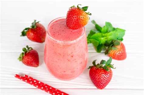 딸기 요구르트 과일 주스 스무디 핑크 다채로운 과일 주스 밀크 블렌드 음료 건강 한 고 단백 흰색 바탕에 유리 음료 에피소드 아침에 맛 있는 맛 0명에 대한 스톡 사진 및