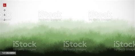 안개가 자욱한 녹색 산이있는 미니멀리스트 풍경 전통적인 동양 잉크 페인팅 Sumie Usin Gohua 상형 문자의 번역 영원