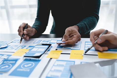 Ux 개발자 Ui 디자이너 아시아 그룹 데이터 연구원은 탁상용 모바일 앱 인터페이스 와이어프레임 디자인 클라이언트 요약 색상 코드 현대 사무실 크리에이티브 디지털 개발