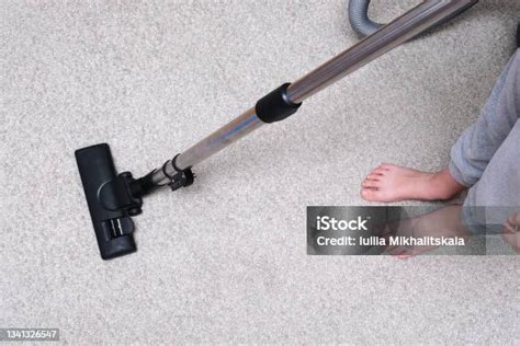 집에서 카펫을 진공 청소기로 청소하는 사람 진공 컨셉으로 양탄자를 청소하는 사람 가사 집안일에 대한 스톡 사진 및 기타 이미지 가사 집안일 가정 생활 가정 주부